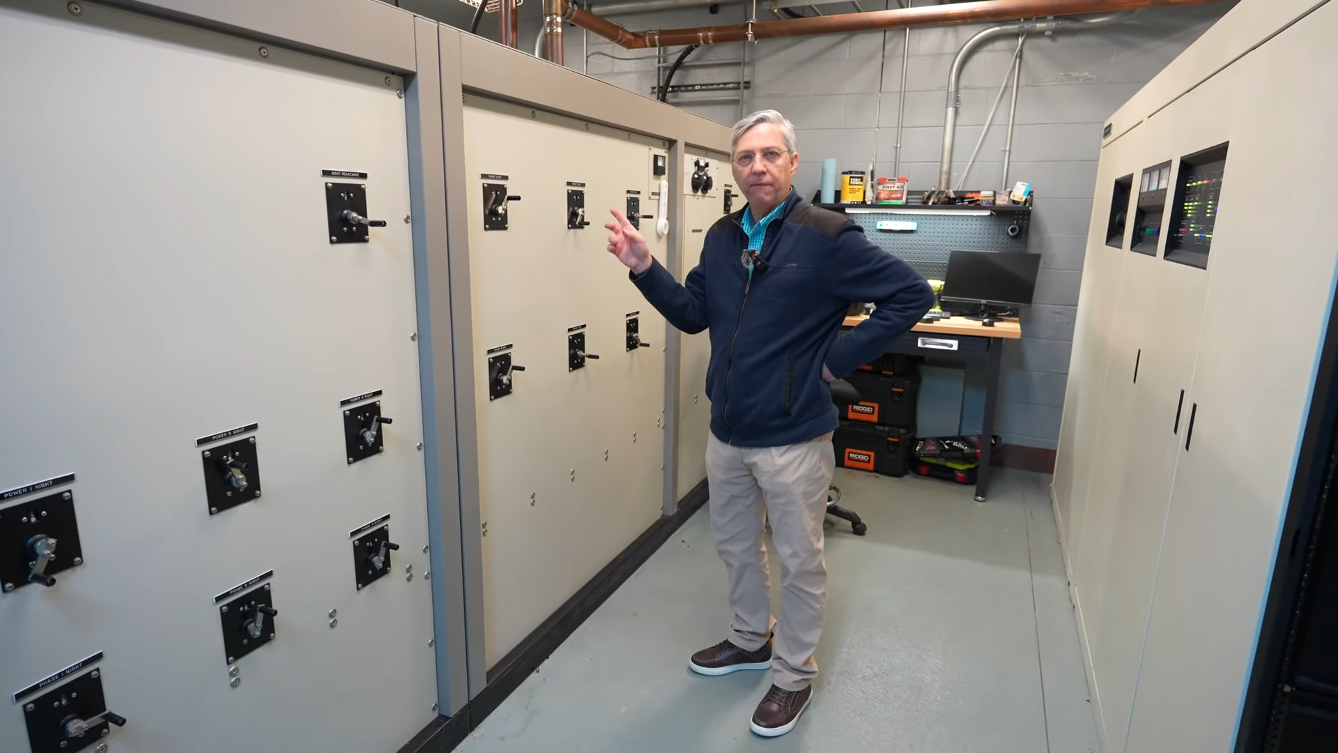 AM Radio Broadcast Uses Phasor To Let Eight Towers Spray One Big Signal – MSI Net, Inc. & mCloudServ